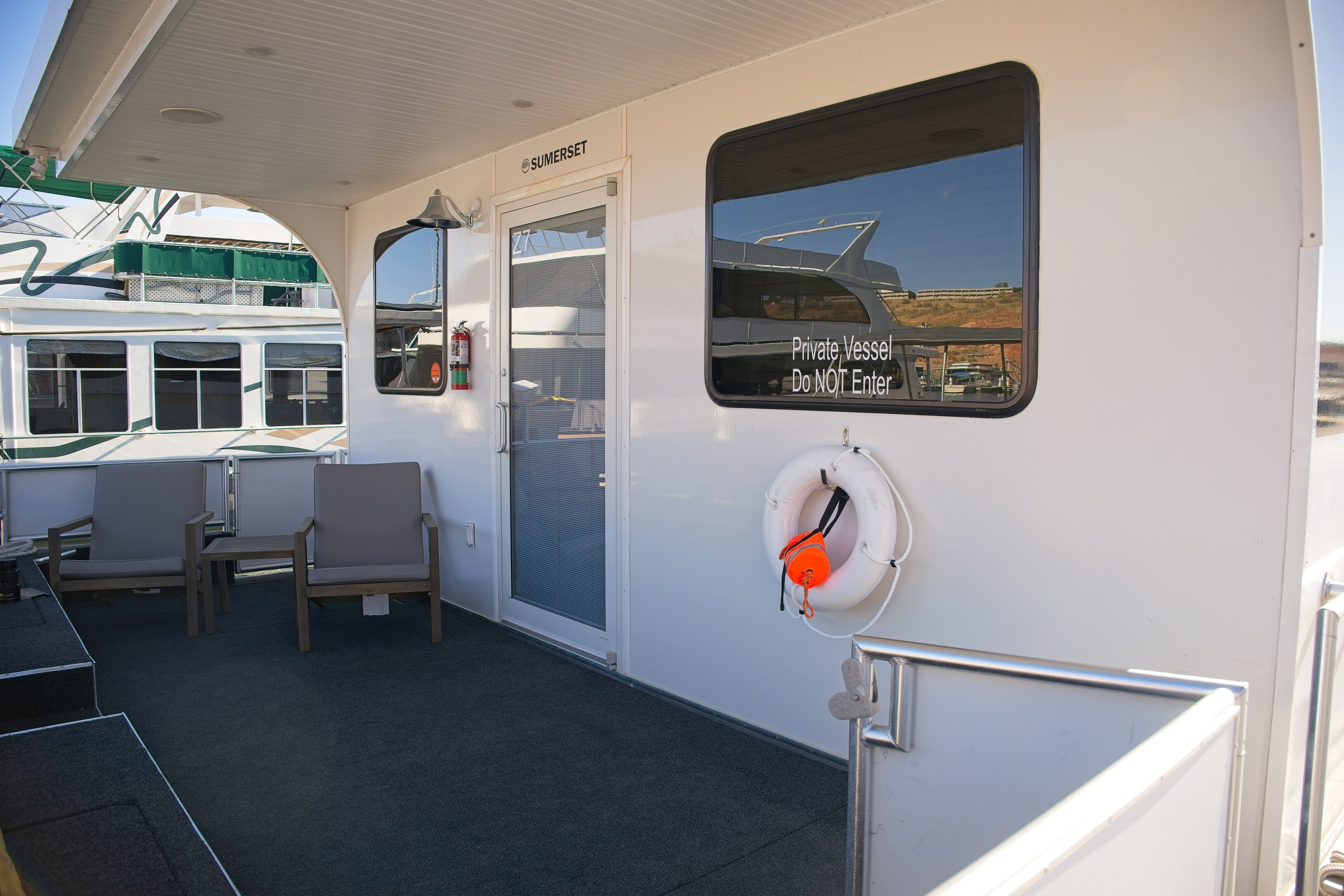 Floating Inn