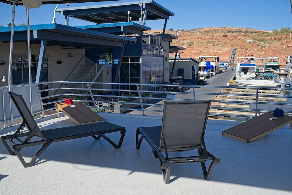 Floating Inn