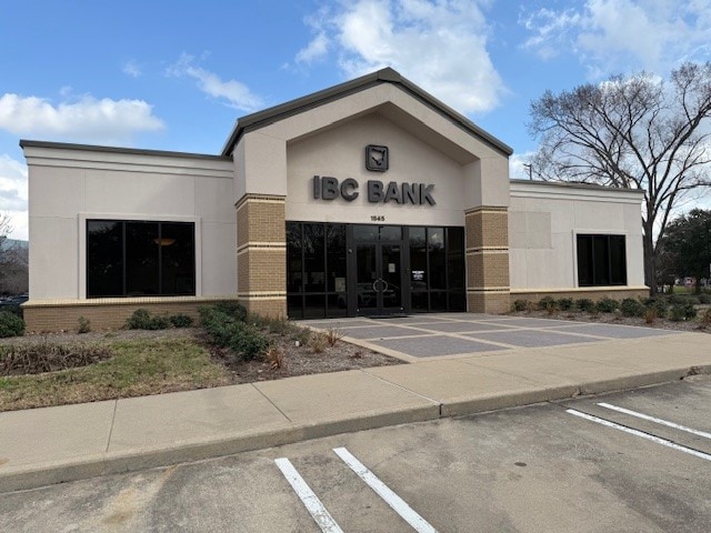 Welcome to IBC Bank at 1545 Eldridge Pkwy., Houston, TX.