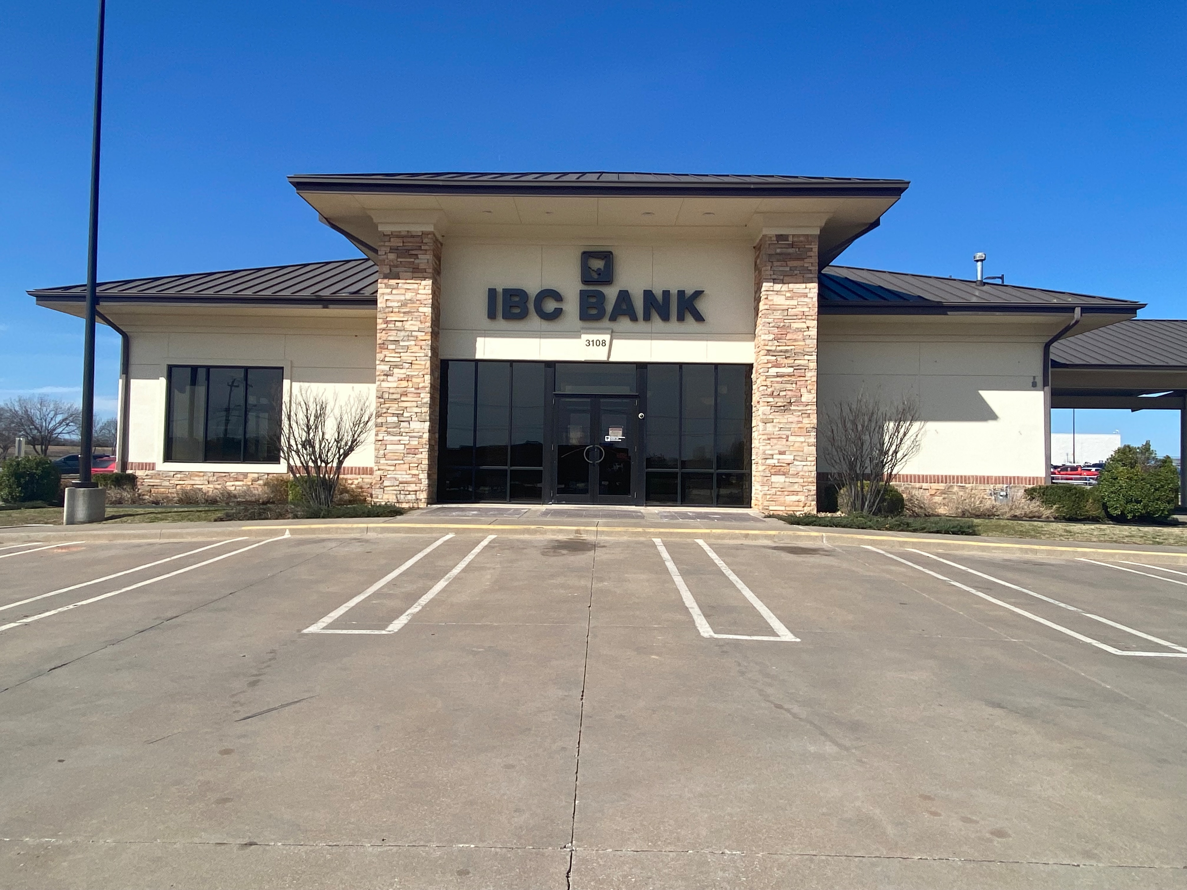 Welcome to IBC Bank at 3108 E 1st St., Chandler, OK.