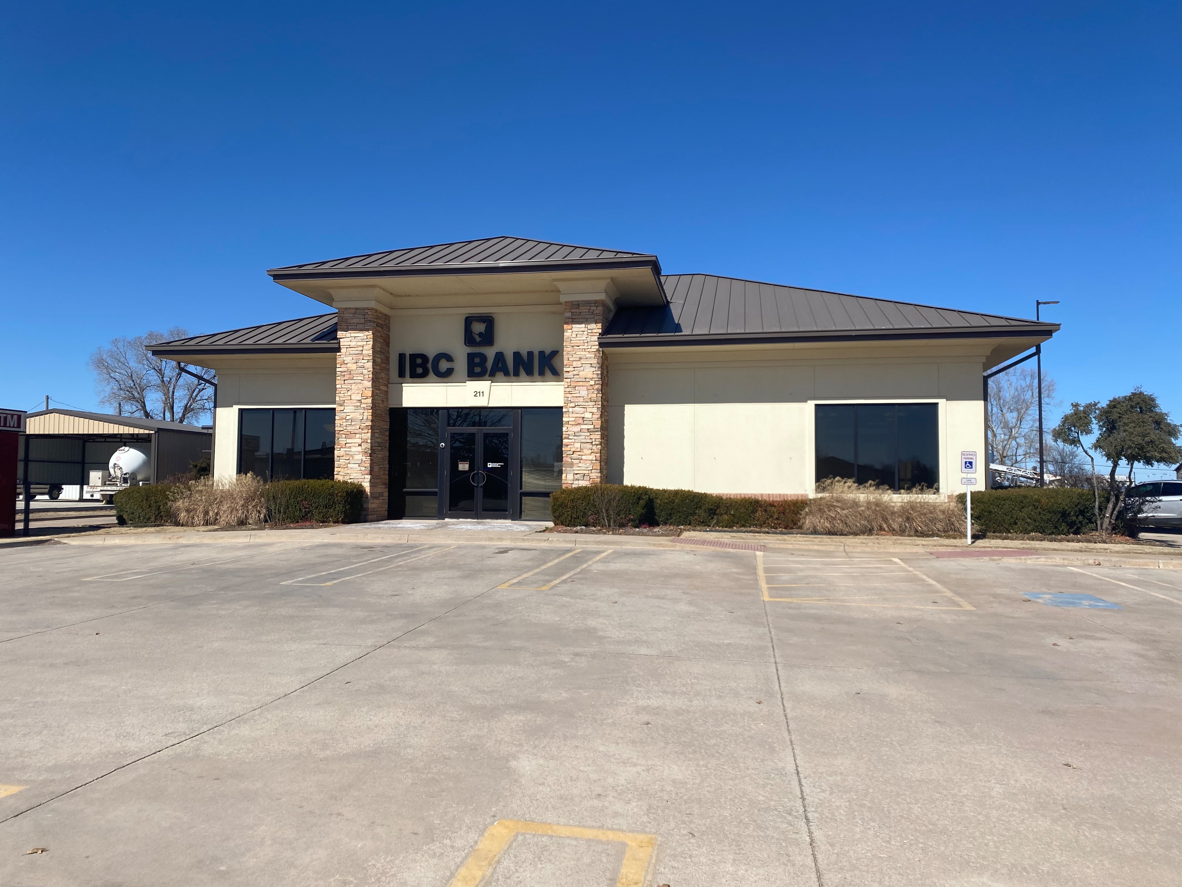 Welcome to IBC Bank at 209 E. CHEROKEE ST, Lindsay, OK.