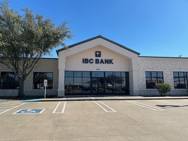 Welcome to IBC Bank at 2401 HWY 281 N, Marble Falls, TX.