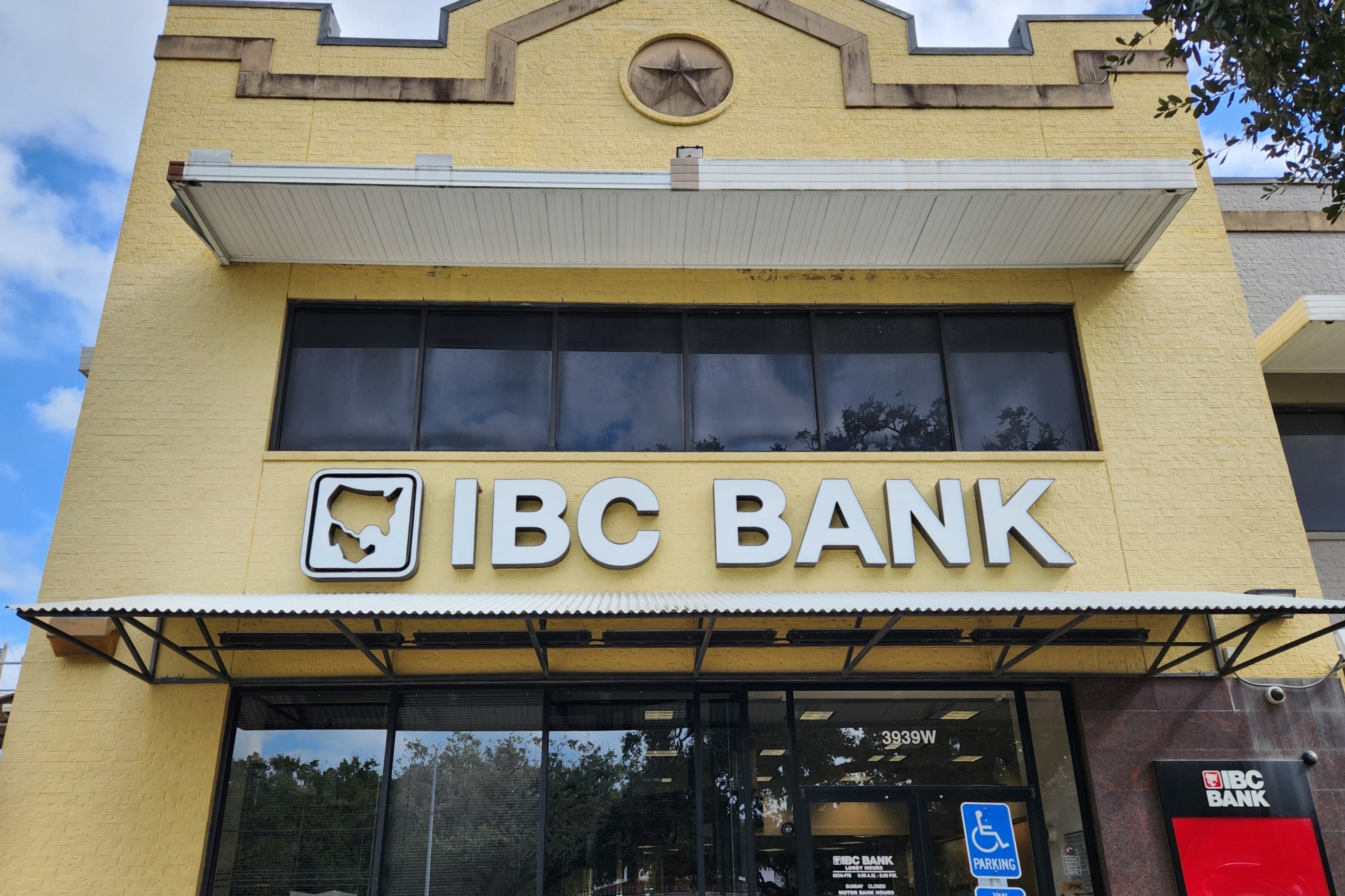 Welcome to IBC Bank at 3939 Montrose Blvd., #W, Houston, TX.