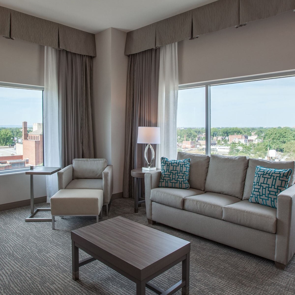 Cleveland Hotel Photos | Holiday Inn Cleveland Clinic