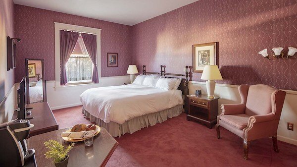 Hotel La Rose Rooms – Historic Elegance & Comfort