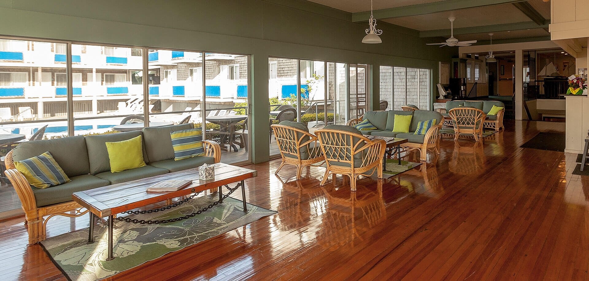 Oceanfront Hotel Near Misquamicut Beach | Pleasant View Inn